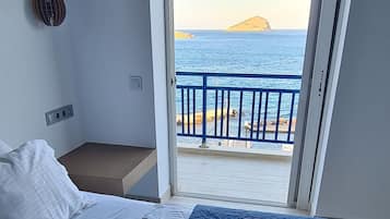 Deluxe Room (1 Double or 2 Twins), Sea View | Ferros/tábuas de passar roupa, Wi-Fi de cortesia, roupa de cama