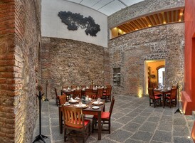 2 restaurantes: servem pequenos-almoços, almoços e jantares