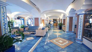 Área de estar no saguão