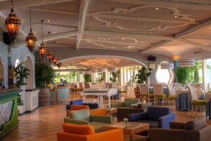 2 restaurantes, com serviço de almoço e jantar; culinária italiana