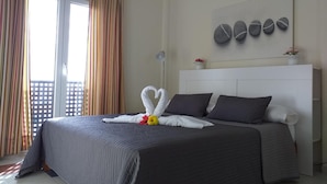 1 quarto, cofres nos quartos, escrivaninha