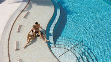 3 piscinas exteriores, uma piscina aquecida, guarda-sóis