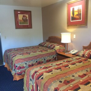 Quarto Standard, 2 camas de casal, não fumadores | Wi-fi grátis, roupa de cama fornecida, despertadores 