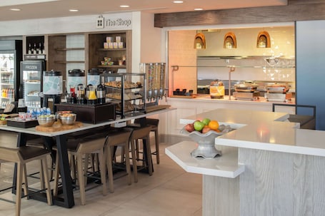 Pequeno-almoƧo completo diƔrio (16 USD por pessoa) . Hilton Garden Inn Fontana