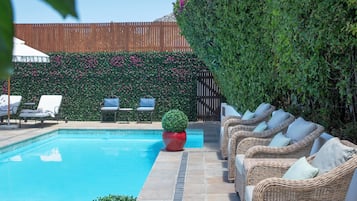 Piscina exterior, guarda-sóis, espreguiçadeiras