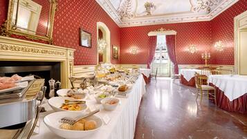 Pequeno-almoço tipo buffet diário (20 EUR por pessoa)