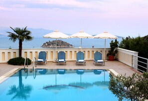 Piscina exterior, guarda-sóis, espreguiçadeiras 