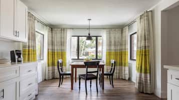 Quarto superior, várias camas (Casa de Coco) | Sala de jantar