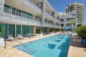 Piscina exterior, guarda-sóis, espreguiçadeiras 