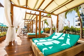 Piscina externa, funciona das 8h às 22h, espreguiçadeiras