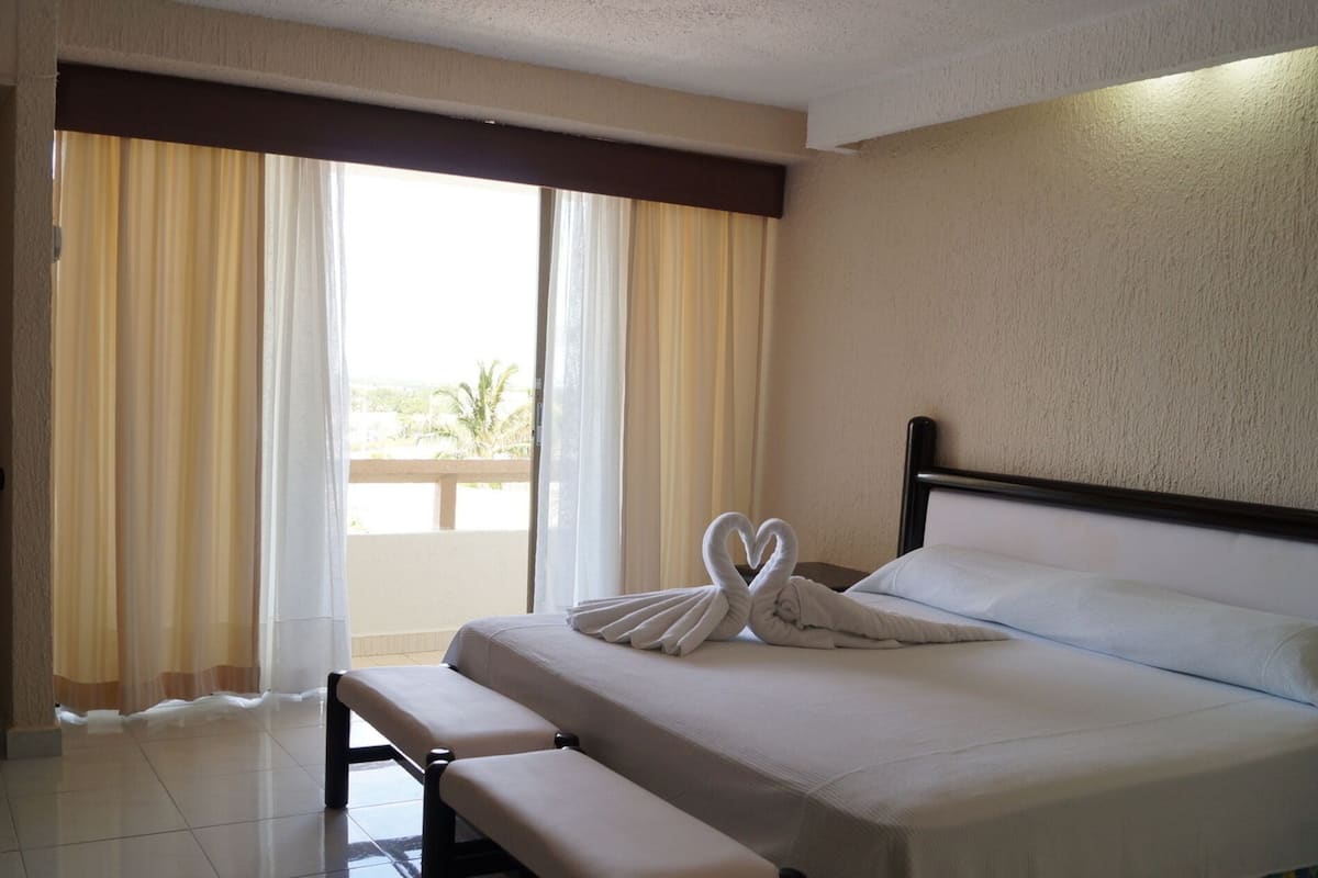 Cofre no quarto, cortinas/cortinados opacos, ferro/tábua de engomar