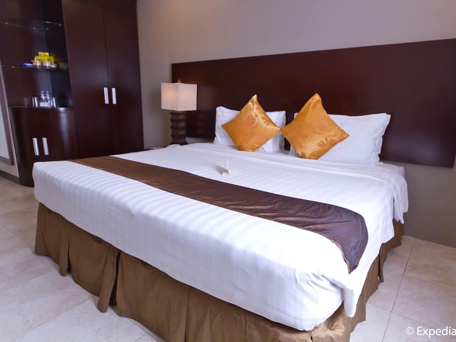 Suíte luxo | Roupas de cama premium, edredons de pluma, escrivaninha