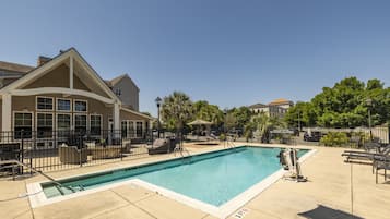Piscina externa, funciona das 6h às 23h, guarda-sóis, espreguiçadeiras
