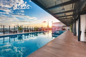 Piscina externa, funciona das 8h às 22h, espreguiçadeiras