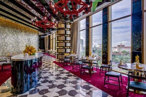 12 restaurantes: opção de café da manhã, almoço e jantar
