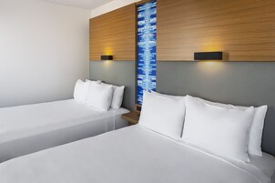 Quarto, 2 camas Queen | Roupas de cama premium, cofres nos quartos, escrivaninha