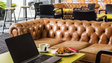 Pequenos-almoços, almoços, jantares servidos, cozinha internacional