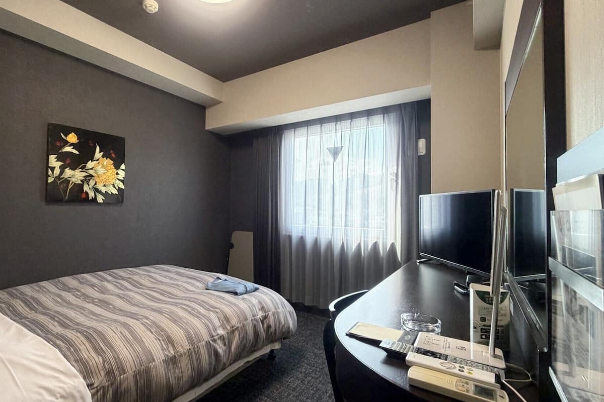 Secretária, Wi-fi grátis, roupa de cama fornecida