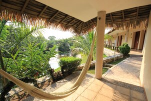 Quarto luxo | Vista para o jardim