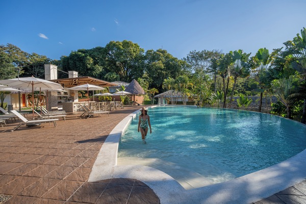 2 piscinas externas, funciona das 9h às 21h, guarda-sóis