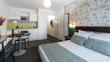 Estúdio | Roupas de cama premium, cofres nos quartos, escrivaninha