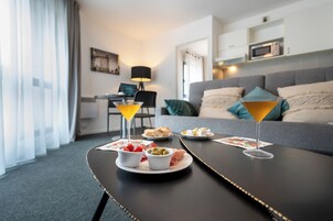 Apartamento standard, 1 quarto | Área de estar | TV de tela plana