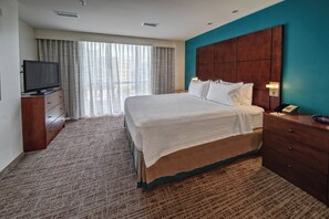 Cofres nos quartos, escrivaninha, cortinas blackout