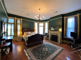 Quarto urbano | Edredons de pluma, ferros/tábuas de passar roupa, Wi-Fi, roupa de cama