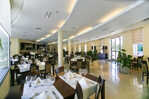 Pequenos-almoços servidos, cozinha argentina, com vista para a piscina 