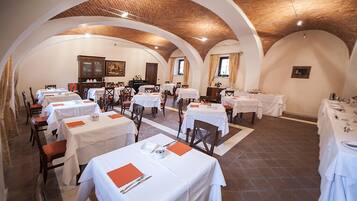 Pequeno-almoço tipo buffet diário (10 EUR por pessoa)