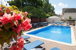 Piscina exterior, espreguiçadeiras