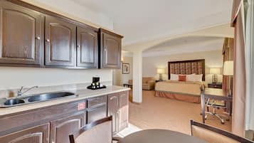 Efficiency, Quarto empresarial, 1 cama King, para não fumantes | Cozinha americana privada | Geladeira, micro-ondas, cafeteira/chaleira