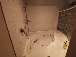 Quarto Executivo (Spa) | Casa de banho | Um polibã, um secador de cabelo, toalhas fornecidas 