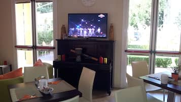 Pequeno-almoço tipo buffet diário (8 EUR por pessoa)