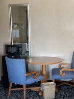 Suíte, 2 camas Queen, para não fumantes | Área de estar | TV de tela plana, DVD player