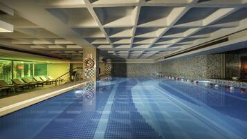 Piscina interior, da(s) 8:00 à(s) 22:00, espreguiçadeiras