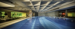 Piscina interna, funciona das 8h às 22h, espreguiçadeiras