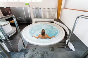 Banheira de hidromassagem interior