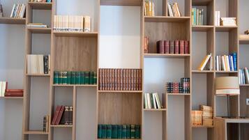 Uma estante com várias prateleiras cheias de livros.