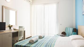 Quarto Duplo ou Twin Standard, 1 cama de casal ou 2 camas individuais | Minibar, secretária, Wi-fi grátis, roupa de cama fornecida