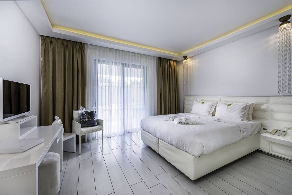 Roupas de cama premium, frigobar, cofres nos quartos, escrivaninha