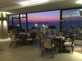 2 restaurantes, café da manhã, culinária mediterrânea