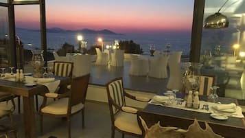 2 restaurantes, pequenos-almoços servidos, cozinha mediterrânica