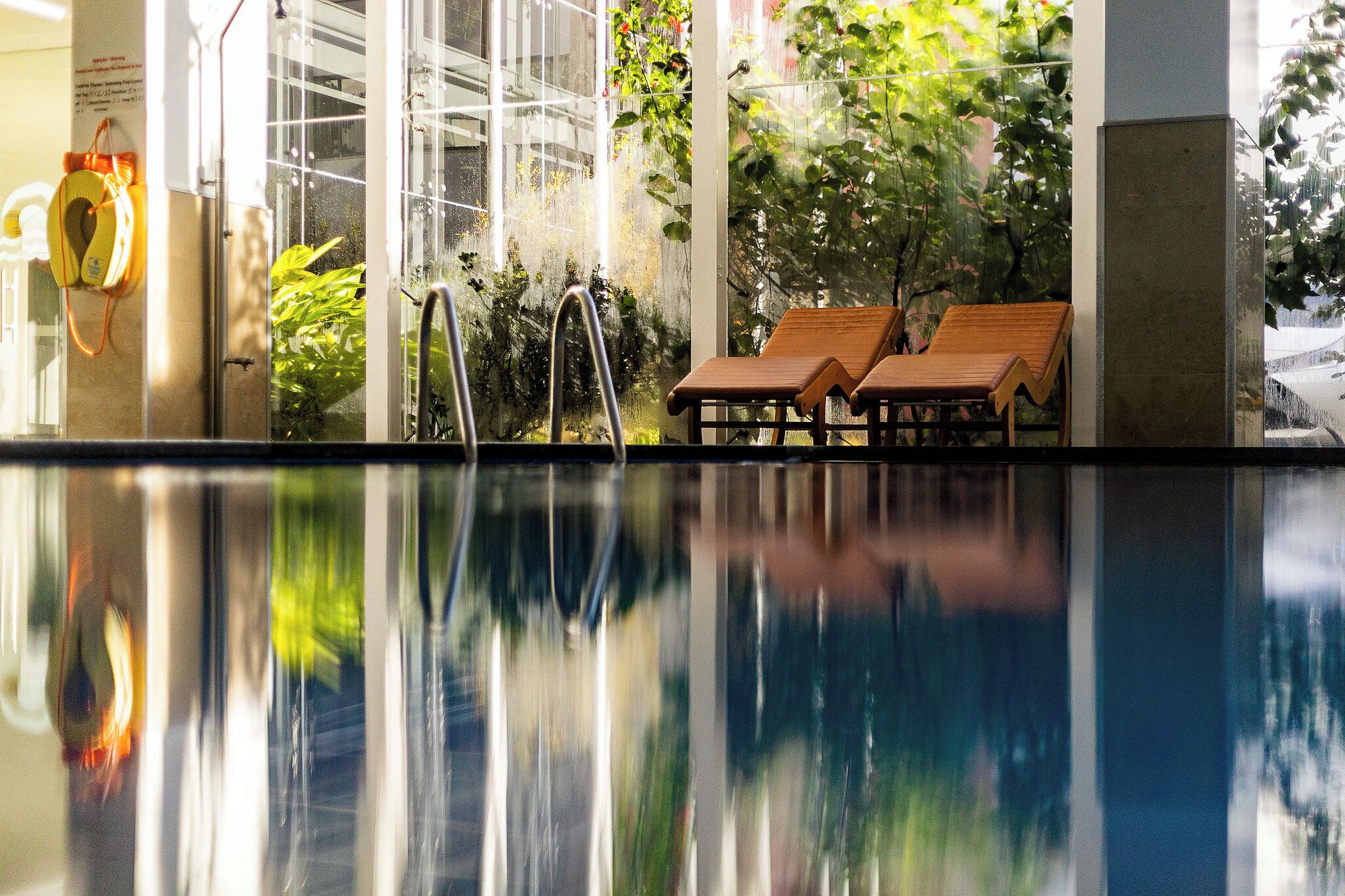 Piscina interior, piscina exterior, espreguiçadeiras 