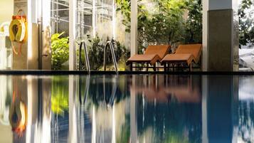 Piscina interior, piscina exterior, espreguiçadeiras