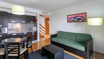 Apartamento Standard, 2 quartos | Sala de estar | Televisor, ténis de mesa, brinquedos