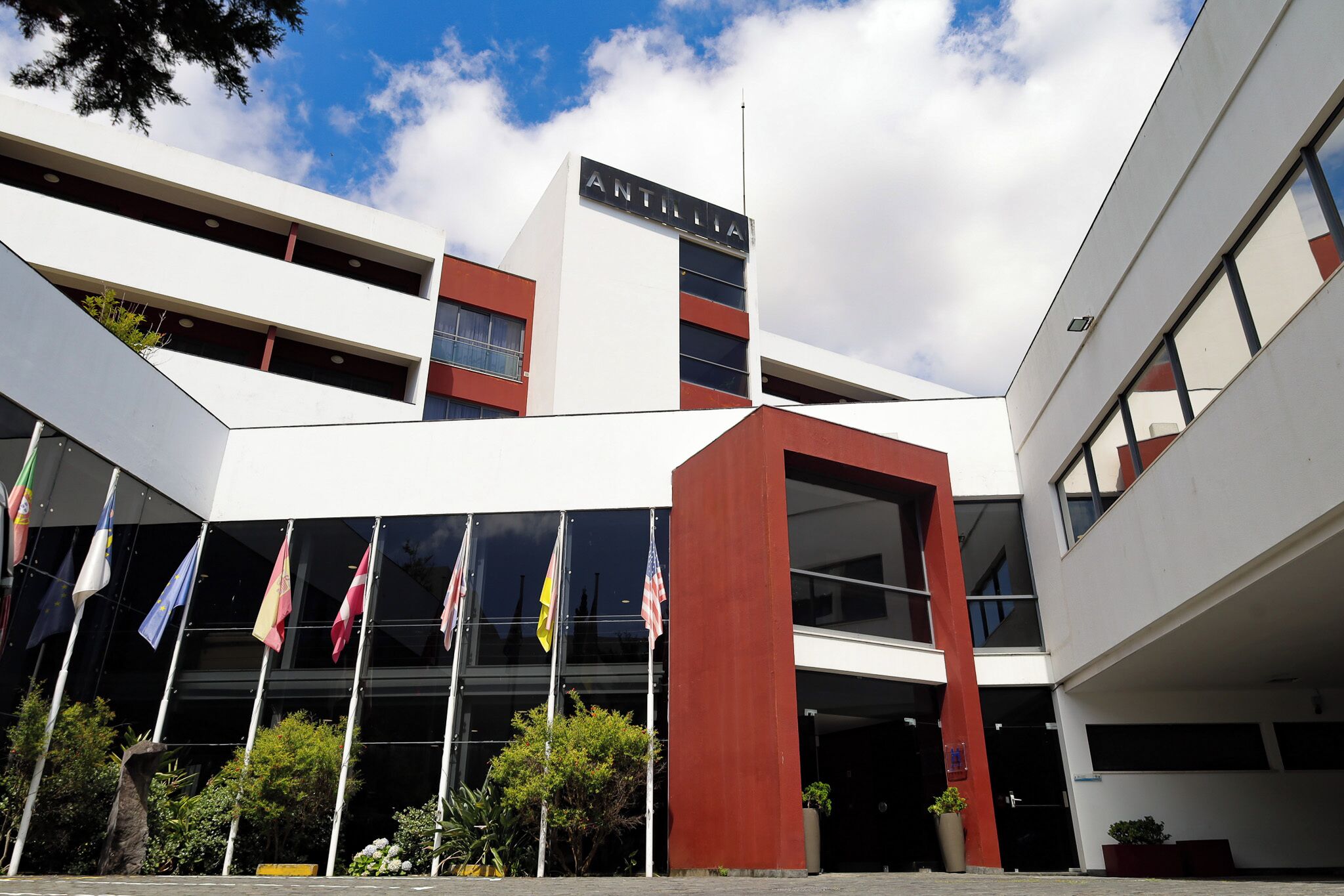 Um edifício moderno com uma placa chamativa que diz 'ANTILLA'.