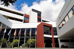 Um edifício moderno com uma placa chamativa que diz 'ANTILLA'.