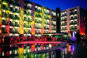 2 piscinas exteriores, da(s) 10:00 à(s) 18:00, guarda-sóis 