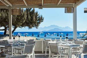 Bar à beira da piscina